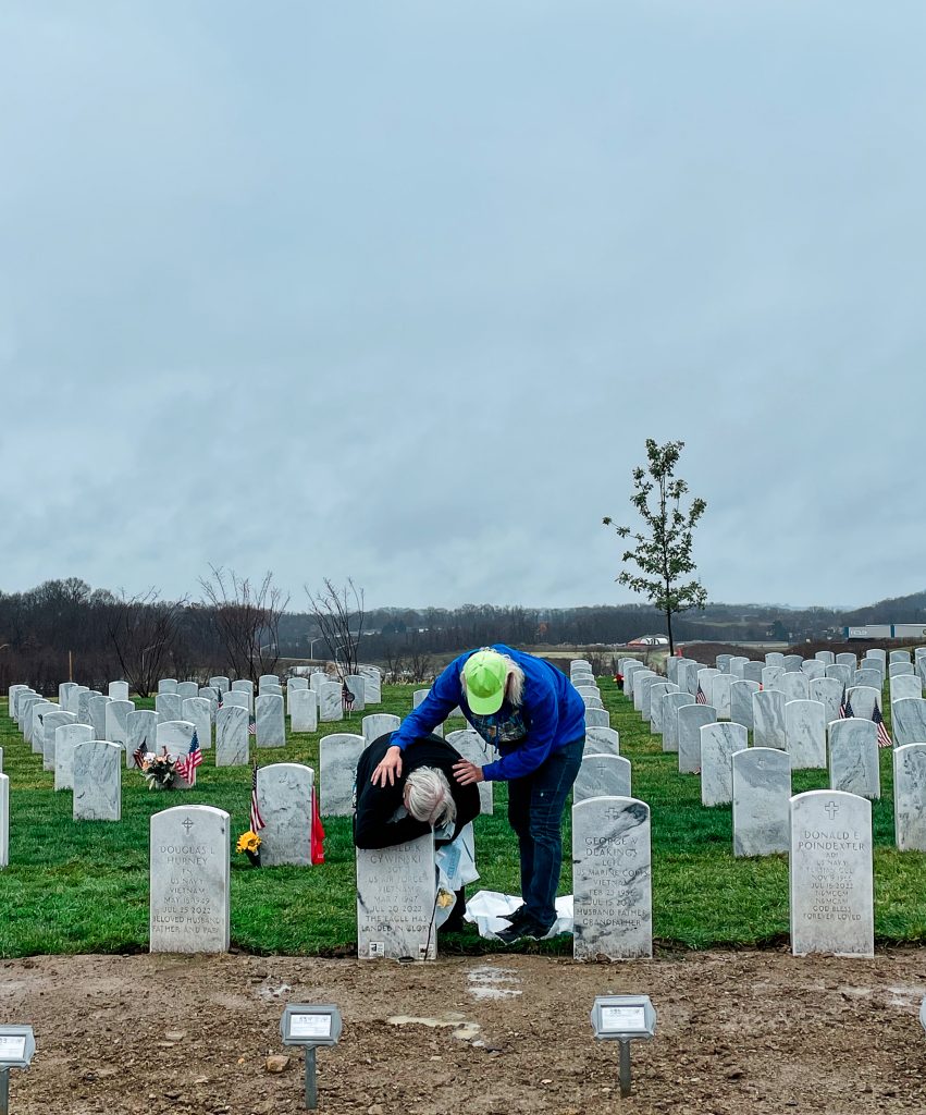 Crowds weather rain for Veterans Day tribute at National Cemetery of ...